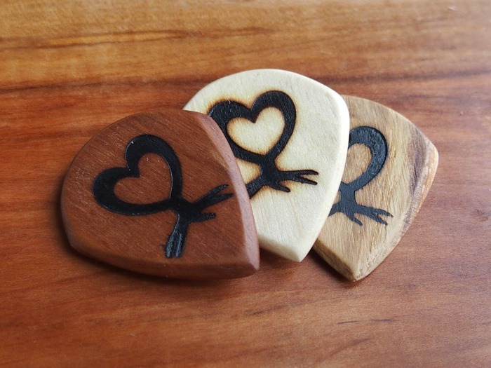 Puinen plektra? :: Yhdestä Puusta Oy